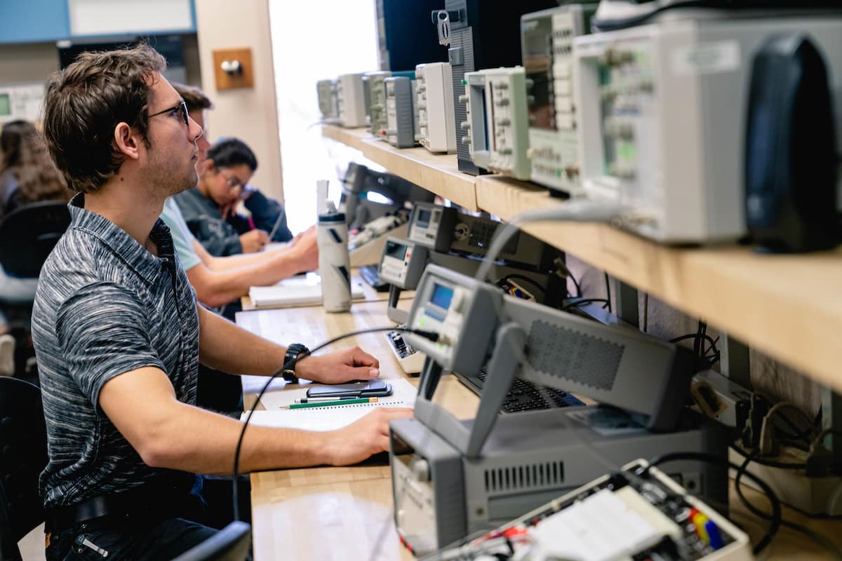 Linear Circuits and Electronic Devices Lab