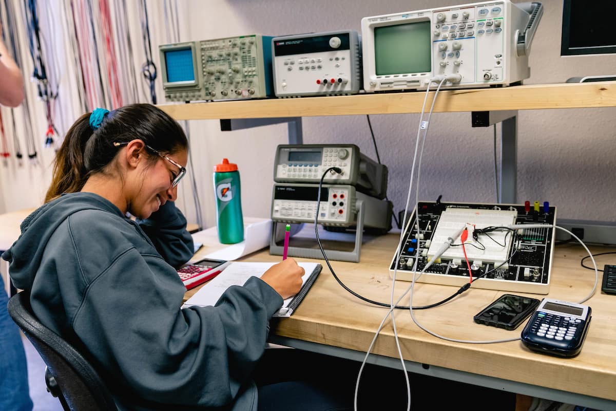 Linear Circuits and Electronic Devices Lab